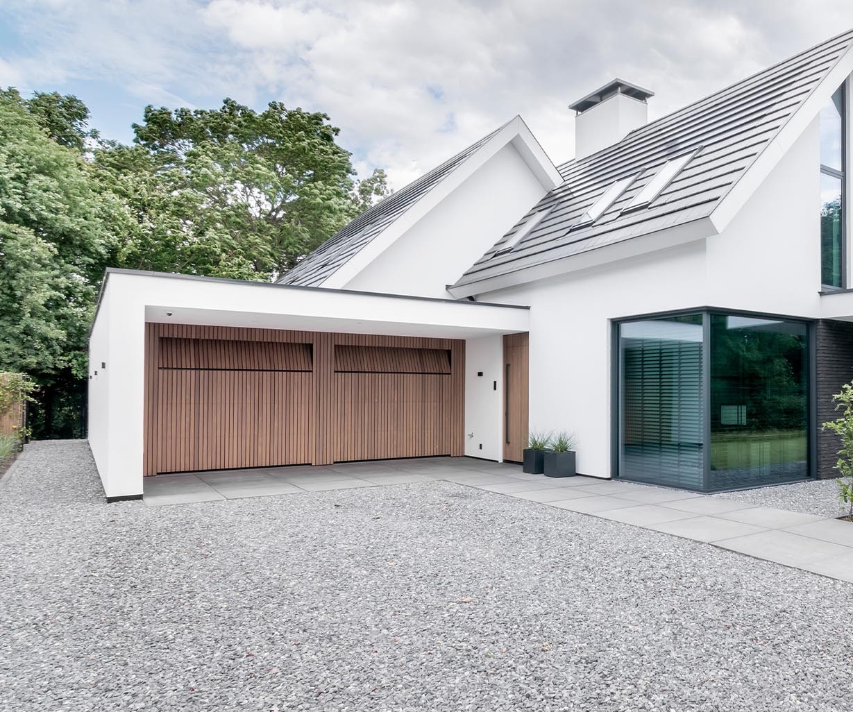 Houten garagedeur met voordeur in dezelfde stijl | Different Doors